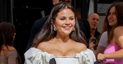 Selena Gomez Meet And Greet Gun Pose