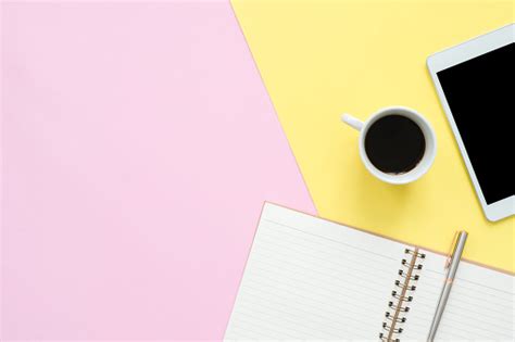 사무실 책상 공간평면 작업 작업 공간의 상위 뷰 사진을 태블릿 커피 컵과 파스텔 배경에 노트북을 빈 모의 하다 파스텔 핑크 옐로우 컬러 복사 공간 작업 데스크 개념 개념에