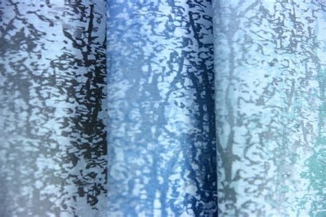 다채로운 직물은 여자와 남자에 대 한 모든 종류의 옷을 디자인 하는 데 사용 됩니다 그것은 캔버스와 목화 실크 옷에 대 한 모든