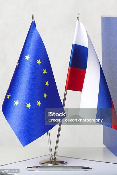 Eu와 러시아의 두 국기 권위에 대한 스톡 사진 및 기타 이미지 권위 금지됨 기 Istock
