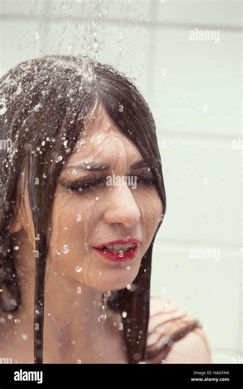 M Dchen Untet Der Dusche Fotos Und Bildmaterial In Hoher Aufl Sung Alamy