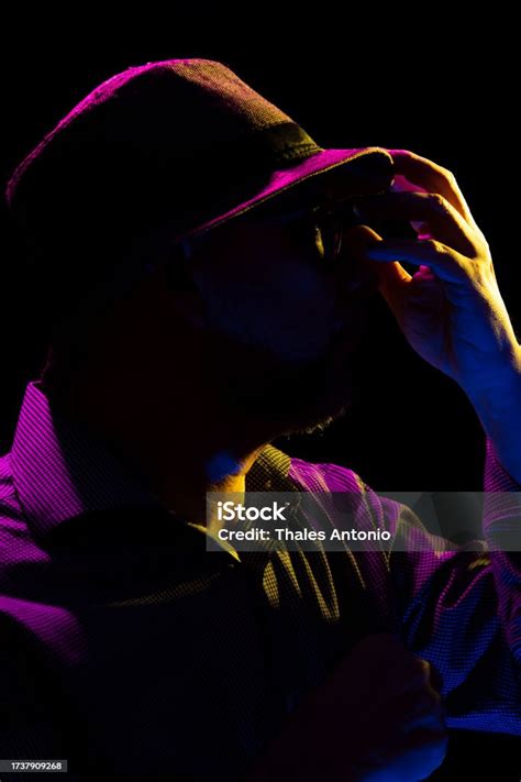 모자와 선글라스를 끼고 손으로 몸짓을 하는 수염을 가진 진지한 신비한 남자의 초상화 50 54세에 대한 스톡 사진 및 기타 이미지 50 54세 감정 남성 Istock