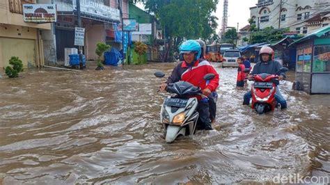 Warga Curhat Sering Telat Masuk Kerja gegara Banjir Dayeuhkolot
