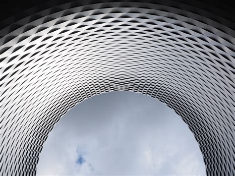 무료 이미지 검정색과 흰색 건축물 바퀴 구멍 건물 마천루 강철 아치 선 정면 단색화 타이어 원 관심있는 곳 대칭 둥근 천장 모양 열리는