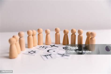 종교와 영성의 개념은 사람들의 웰빙 활력 및 자유를 나타내는 아이콘 세트로 상징됩니다 기독교 이슬람교 천주교 불교 유대교 힌두교