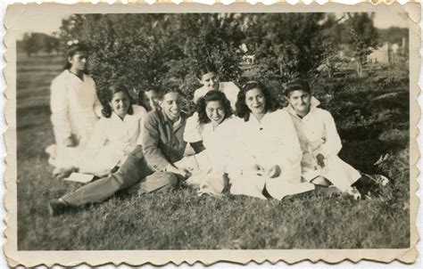 Un Joven Con Sus Amigas Imagoteca