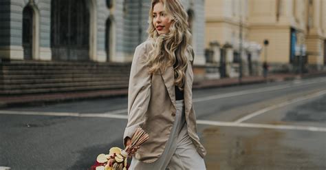 거리 걷고 있는 도시 거리 도시의 보행자 부케 수직 쐈어 여성 횡단보도에 관한 무료 스톡 사진