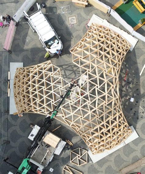 Timber Gridshell Assembles Free Form Shapes Combining Trivalent And