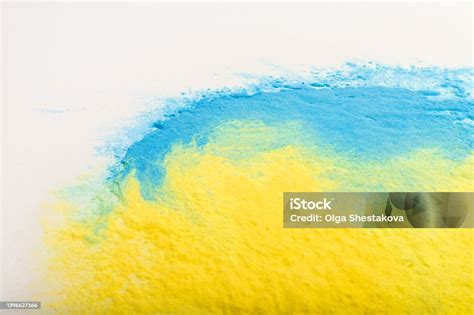 우크라이나어 국기 색상 우크라이나 전쟁의 개념 홀리 파우더 페인트에서 파란색과 노란색 배경 개념에 대한 스톡 사진 및 기타