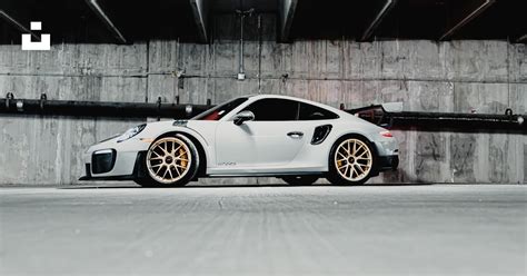 주차장에 주차된 흰색 스포츠카 사진 Unsplash의 무료 기계 이미지