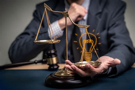 변호사의 손 개념 판사와 정의 소송을 입은 사업가 또는 디지털 시스템에서 변호사를 고용합니다 법률 기소 법률 고문 소송 형사 조사 법률 컨설턴트 Criminal