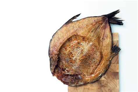 나무 서빙 보드 및 흰색 배경에 양념으로 훈제 생선 필 레의 가로 보기 닫기 0명에 대한 스톡 사진 및 기타 이미지 0명 갈색 건강한 생활방식 Istock