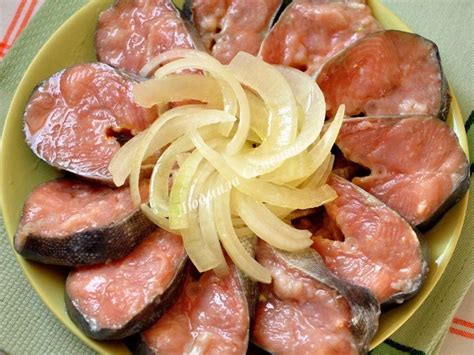 Соленая горбуша в масле с луком