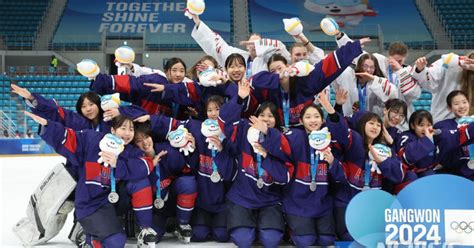 메달 땄어요 기념촬영 하는 아이스 하키 대표팀