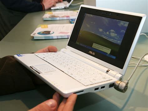 Cebit 2008 Hands On With The Eee Pc From Asus Softpedia