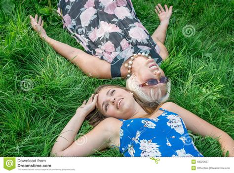 Twee Vrouwen Van Verschillende Generaties Liggen Op Het Gras Moeder En Dochter Grootmoeder En