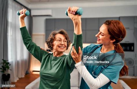 재활 물리 치료 요양원에서 노인 여성의 운동을 돕는 치료사 물리치료에 대한 스톡 사진 및 기타 이미지 물리치료 노인 회복 Istock