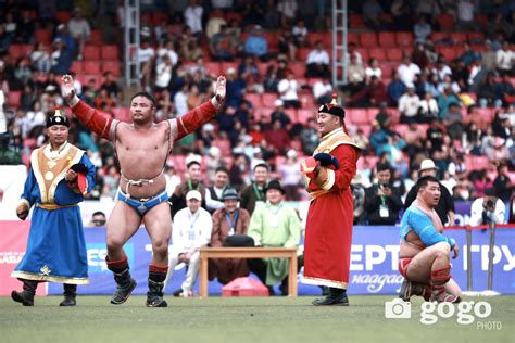 ФОТО Хоёр аварга өвдөг шороодсон наймын давааны онцлох агшин