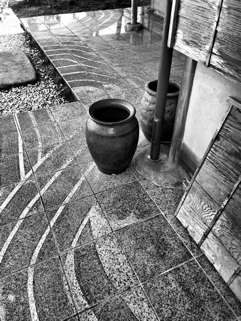 무료 이미지 검정색과 흰색 도로 화이트 거리 사진술 바닥 아스팔트 선 검은 단색화 하부 구조 24mm F28 엘 마리 티르 E60 모양