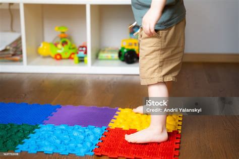 유아 소년은 평발을 방지하는 정형 외과 매트 위를 걷습니다 어린이 발달을 위한 정형외과 마사지 퍼즐 바닥 매트 정형 외과 마사지 카펫에서 다리 운동 어린이 방 2 3 살에