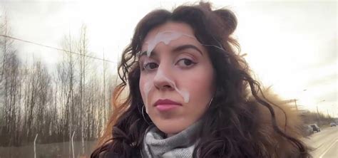 Eine D Nne Schlampe Sprang In Das Auto Eines Mannes Um Sex Zu Haben Und Einen Orgasmus Zu Bekommen