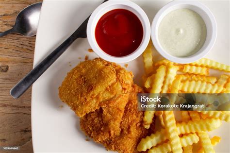 튀겨 진 감자 튀김 그리고 디 핑 소스 케첩 나무 배경에 피쉬 앤 칩스 0명에 대한 스톡 사진 및 기타 이미지 0명 감자 요리 고기 Istock