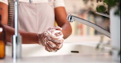 욕실 가정의 위생을 위해 손 수도꼭지 및 거품을 씻고 아침에 건강을 위해 박테리아를 막습니다 아파트에서 위생을 위해 바이러스 먼지 및 액체를 비누로 두드리고 청소하는 사람