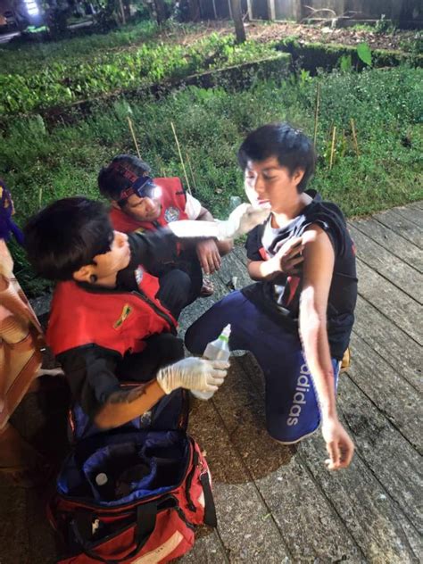 သထုံမြို့နယ်တွင် ဆိုင်ကယ် ၂ စီးတိုက်မိသဖြင့် ဖြေရှင်းနေသော နယ်ထိန်းရဲနှင့်လူတစ်စုအား ကားတစ်စီးမ