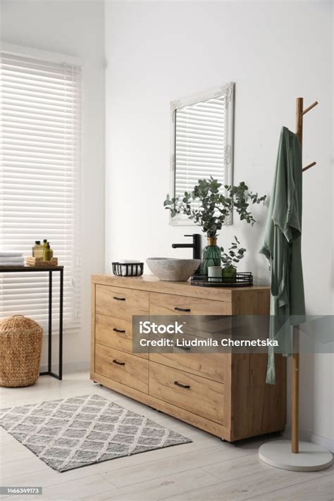 세련된 거울 유칼립투스 가지 선박 싱크대 및 나무 화장대가있는 현대적인 욕실 인테리어 화장실 건축물에 대한 스톡 사진 및 기타 이미지 화장실 건축물 깔개 0명
