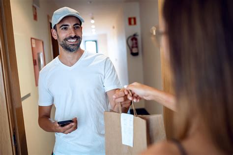 배달 잘 생긴 남자 집에서 여자에 게 음식 종이 봉투를 전달 20 29세에 대한 스톡 사진 및 기타 이미지 20 29세 2