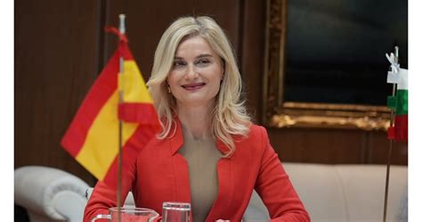 Мадрид е домакин на мащабно туристическо изложение министър Динкова е там