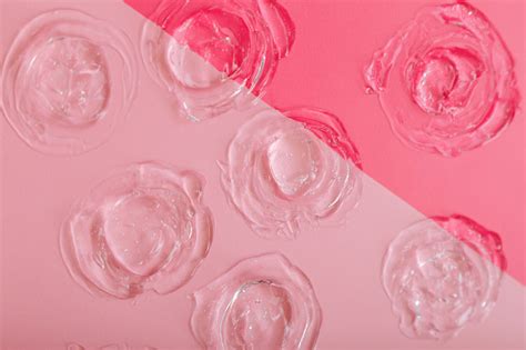 컬러 핑크 배경에 투명 한 스와시 젤 텍스처 콜라겐 또는 히알루론 액체 세럼의 스킨케어 화장품 질감 스킨 케어 젤로 만든 원 스워치 0명에 대한 스톡 사진 및 기타 이미지