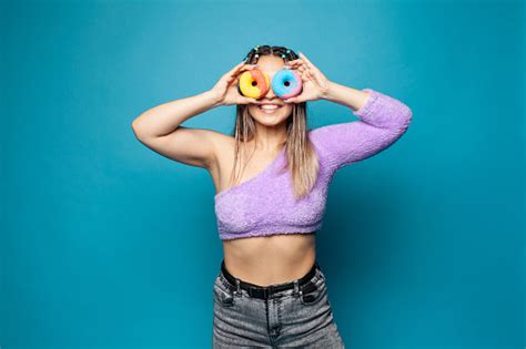 복사 공간이있는 파란색 배너 배경에 도넛 달콤한 스낵 맛있는 패스트리를 손에 들고 세련된 아름다운 여성 폭탄에 대한 스톡 사진 및 기타 이미지 Istock