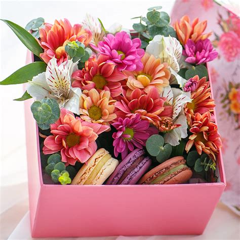 Цветы в коробке в Москве — купить букет с доставкой / BUKEDO