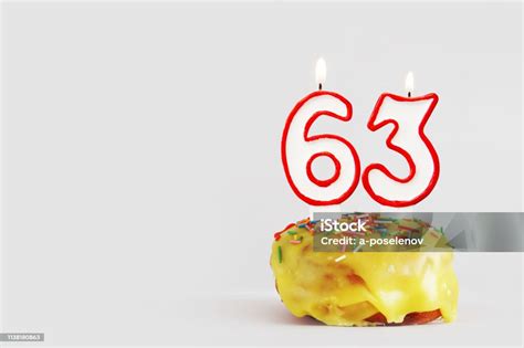 63 년 기념일 63 번호의 형태로 빨간색 테두리가 있는 흰색 불타는 촛불 생일 컵 케 익 복사 공간 밝은 회색 배경 0명에 대한 스톡 사진 및 기타 이미지 Istock