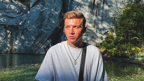 Sehr Glücklich Ist Giuliano Hediger Etwa Frisch Verliebt