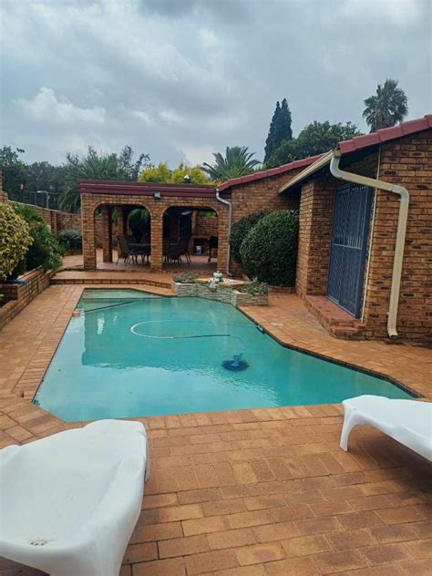 4 Bedroom House For Sale In Sunward Park P24 115761106