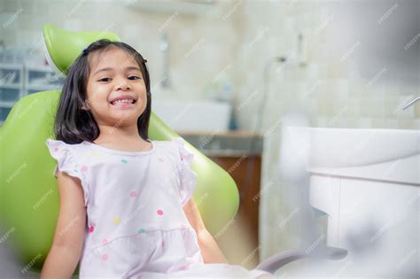 Los Dientes De Las Niñas Asiáticas Están Sanos En El Consultorio Dental