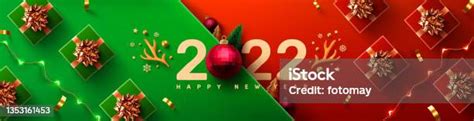 새해 2022 프로모션 포스터 또는 소매 쇼핑 또는 크리스마스 프로모션에 대한 선물 상자와 크리스마스 요소 배너새해 2022 붉은 공 장식 기호벡터 일러스트 Eps 10
