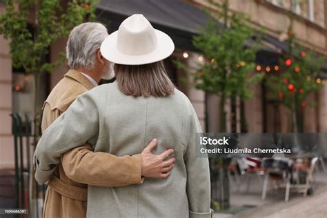 야외에서 걷는 다정한 노부부 뒷모습 텍스트를 위한 공간 노인 커플에 대한 스톡 사진 및 기타 이미지 노인 커플 사진 이미지 2명 Istock