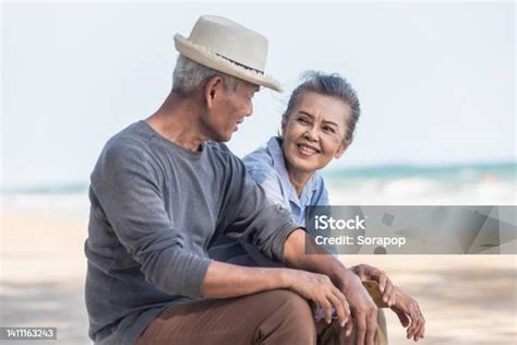 행복한 아시아 가족 해변 여행 휴가에 등과 의자에 앉아 선임 부부는 함께 이야기 2명에 대한 스톡 사진 및 기타 이미지 2명