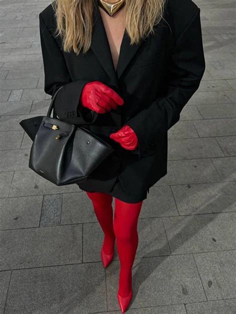 Красные колготки модный горячий тренд 2024