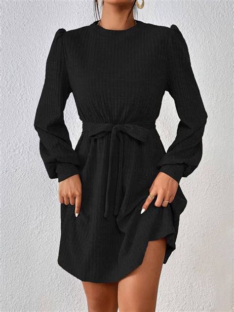 Стильна базова сукня з рукавами ліхтариками з поясом коротка вільного крою — ціна 849 грн у