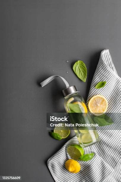 회색 배경에 투명한 유리 병에 레몬 라임 바질이 들어간 물 건강과 웰빙 개념 0명에 대한 스톡 사진 및 기타 이미지 0명 감귤류 과일 과일 Istock
