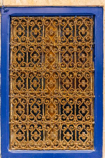 모로코 아랍어 창에 오래 된 강철 격자 패턴입니다 전통적인 오리엔탈 스타일과 이슬람 국가에서 디자인 0명에 대한 스톡 사진 및 기타 이미지 Istock