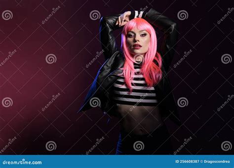 Sexy Y Hermoso Adulto Con Pelo Rosado Usando Chaqueta De Cuero Imagen De Archivo Imagen De