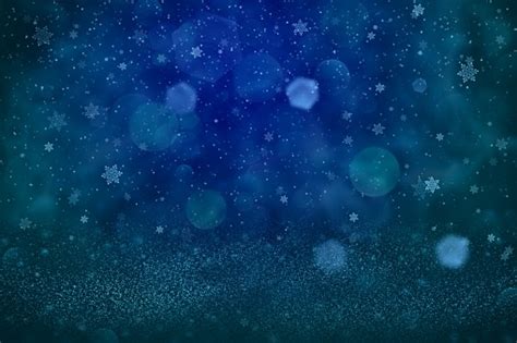 빨간색 좋은 반짝이는 반짝이 조명 흐리게 Bokeh 추상적 인 배경과 떨어지는 눈 조각 비행 귀하의 콘텐츠를 위한 빈 공간을 가진 축제 이랑 질감 겨울에 대한 스톡 사진 및