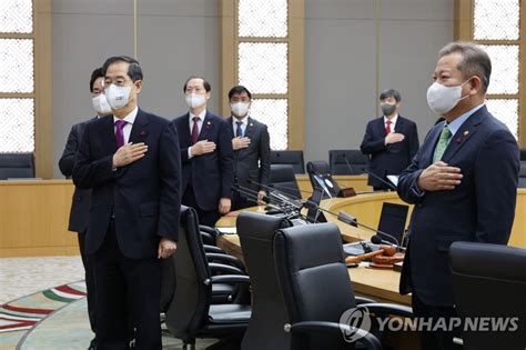 국무회의서 국기에 경례하는 한덕수 국무총리 연합뉴스