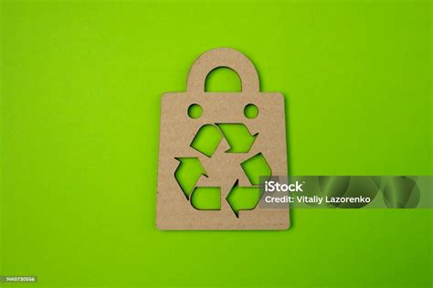 책임있는 소비 화살표는 종이 컷 스타일의 기호와 쇼핑백을 재활용합니다 친환경 사업 재활용 에코 종이 질감이 있는 가로 배너 텍스트 공간을 복사합니다 소매 소비자주의에 대한