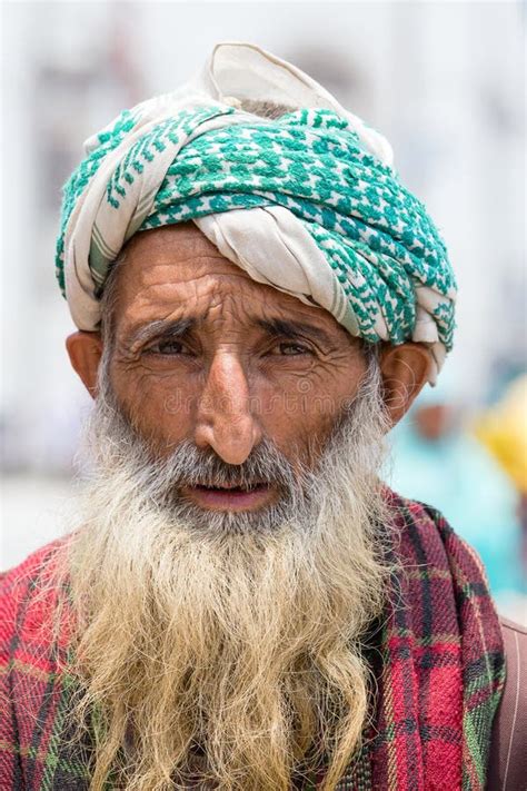 Hombres Y Caravana Musulmanes Indios De Caballos En Srinagar Cachemira La India Fotografía